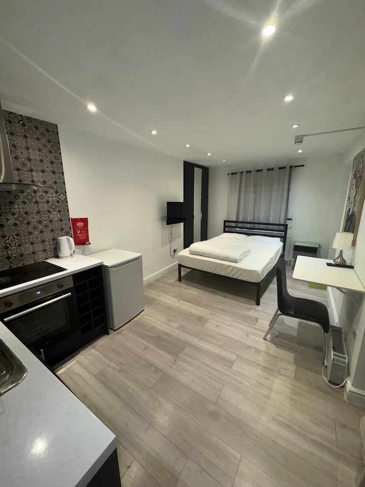 5 Bed House - 3 Built In Studios Flats. Central. - Slough