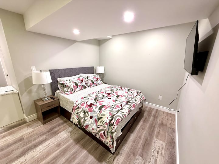 Hidden Gem - Private Entrance + Free Parking - Kitchener