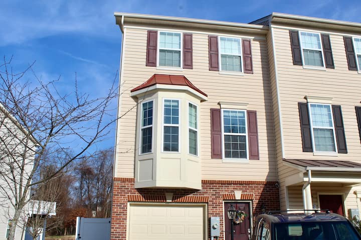 Stylish Modern Home | Sleeps 13 | Near Baltimore - Glen Burnie, MD