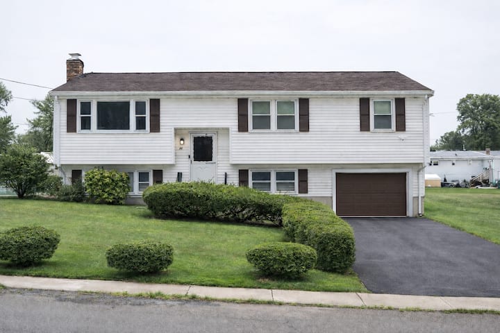 Raised Ranch Retreat 5 Br 2 Ba Sleeps 9 - Brockton, MA