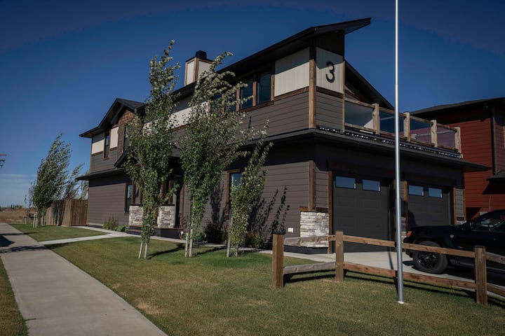 Canyon Meadows Airbnb Near Golf & University - Lethbridge
