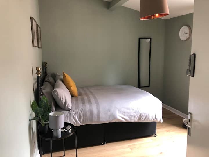 The Lark Lane Hideaway - Guernsey