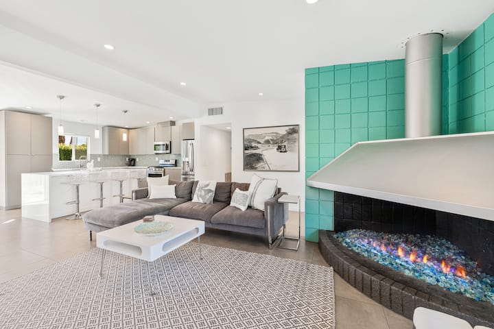 Mid-century Retreat - Spacious 4-bedroom - Palm Springs, CA