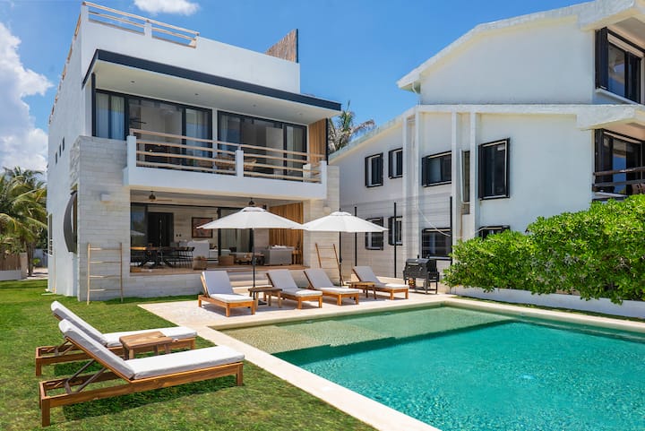 Spectacular Beachfront Villa In Akumal - Akumal