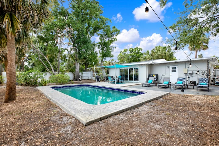 Fl Beach Home W/ Heated Pool! Newly Renovated! - St. Petersburg, FL