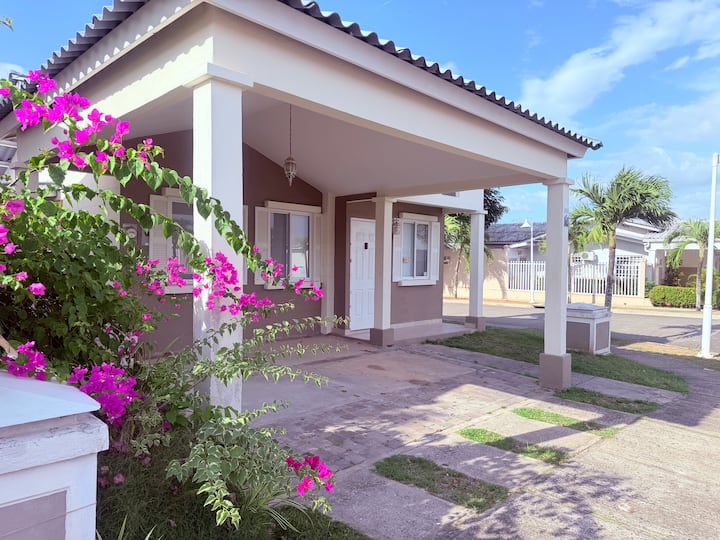 Casa Entera Cerca De La Playa Y Club Playa Dorada - Panama