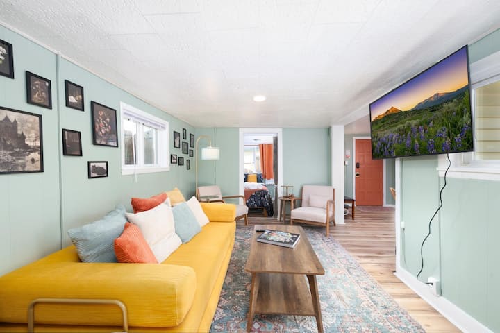 Walkable Old Colorado City Cottage + Fire Pit - Colorado Springs, CO