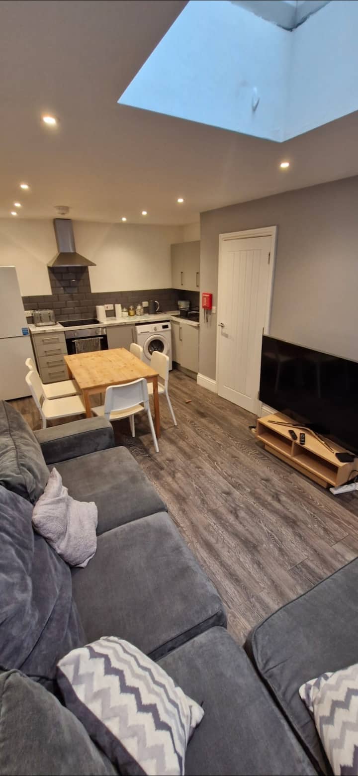 Spacious 3 Bedroom City Centre Flat With Courtyard - Cardiff