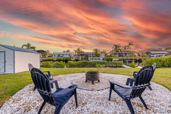 Canal Home Game Room + Fire Pit & Lanai | Sleeps 8 - Port Charlotte, FL