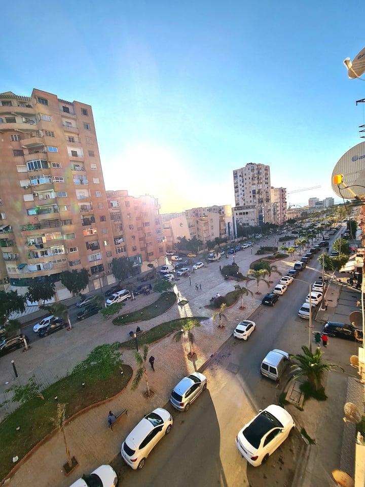 Super Bien Situé Au Cœur De عقيد لطفي/F3 Familial - Oran