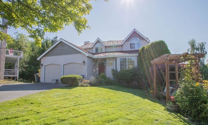 Cozy Lower-level Puyallup Retreat - Puyallup, WA