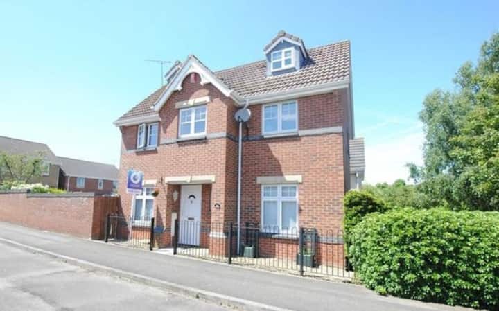 6 Bed Home In Bradley Stoke. Clean & Comfortable. - Bristol
