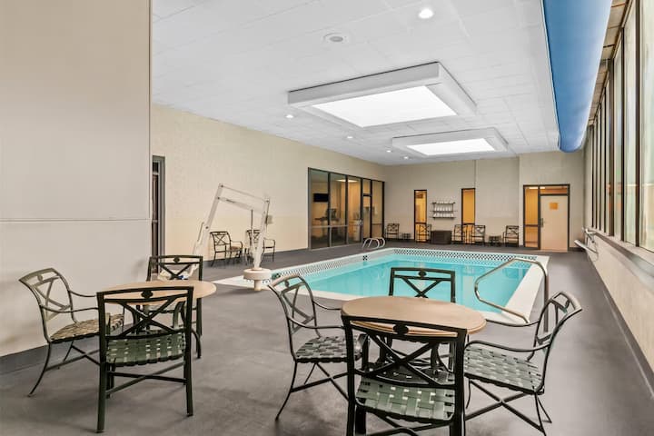 Deluxe King Bed Pet Friendly W/ Game Room Access - Cheyenne, WY