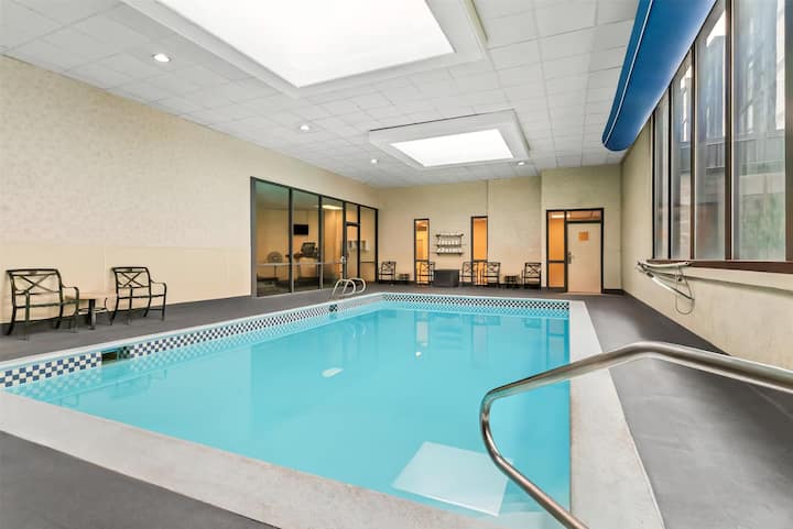 Near Attractions Deluxe One Queen Bed Pet Friendly - Cheyenne, WY
