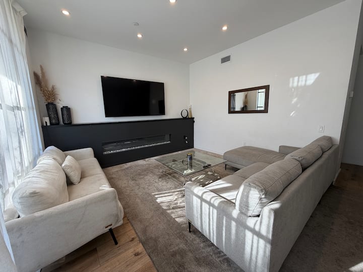Luxury Hollywood Stay | 4br4ba • Rooftop • Parking - Hollywood, CA