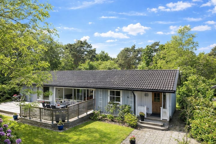 Stuga I Träslövsläge Med Skyddat Läge Nära Havet. - Varberg