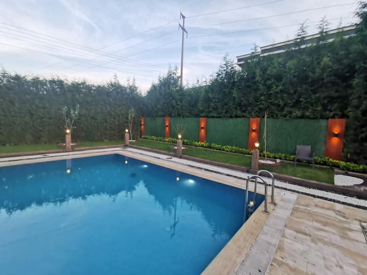Büyük Havuzlu Villamız Sakin Konum - Sapanca
