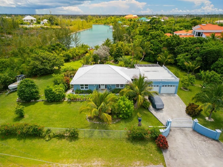 Cozy Canalfront Escape - Freeport