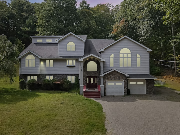 Poconos Estate— Arcade Movie Theater Hot Tub 20ppl - Lake Wallenpaupack, PA