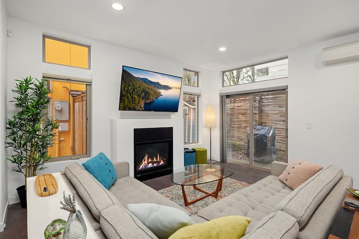 Stylish Urban Oasis W/ Indoor Fireplace - Seattle, WA