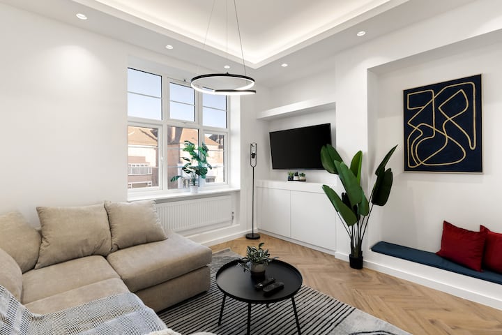 Beautiful & New 3 Bedrooms Apartment - London, UK