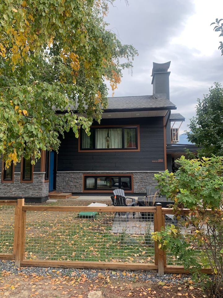 Welcoming & Bright Pet Friendly Basement Suite - Golden