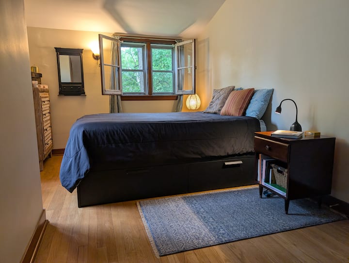 Sunny Home With Cabin Vibes On A Quiet Street. - Champaign, IL