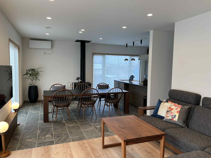 ホテルコンシェルジュの一棟貸・広くて綺麗なビィラ・駐車場・静かで美しい東山エリア・古い町/朝市徒歩圏 - Takayama