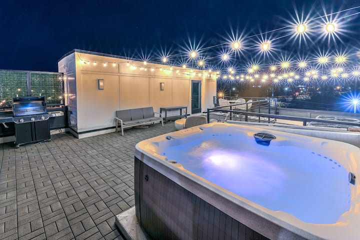 Stylish 3br Nash Escape | Hot Tub + Skyline Views! - Nashville, TN