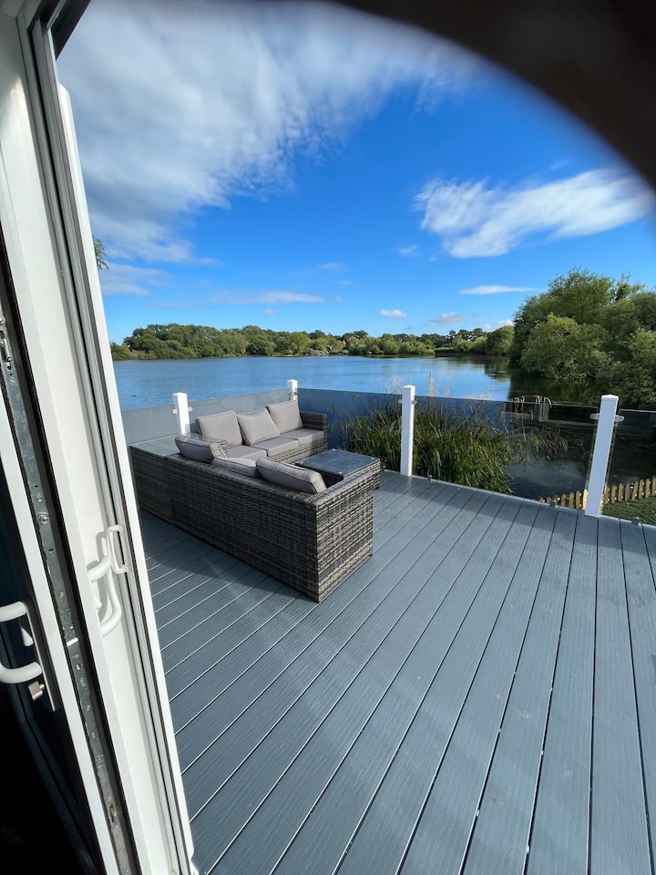 Luxury Lakeside Lodge With Sunken Hottub - Chichester