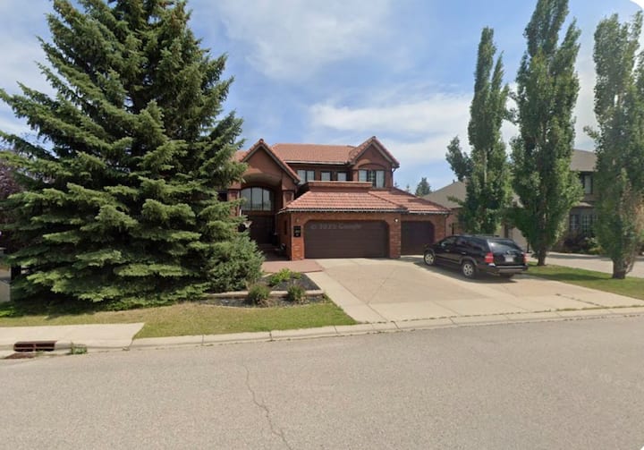 New Luxury Executive Home 5 Bedrm Fitrm 6,000sq - Calgary