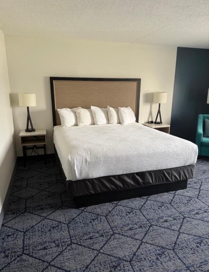Cozy Columbia Stay With Pool & Free Breakfast - Columbia, MO