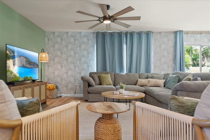 The Palmetto | Coastal Oasis + Game Room - Palm Coast, FL
