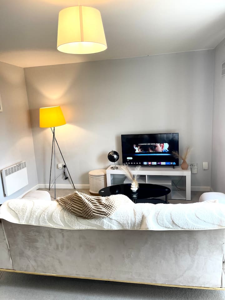 The Luxe Loft/ Clean, Calm And Contemporary - Wolverhampton