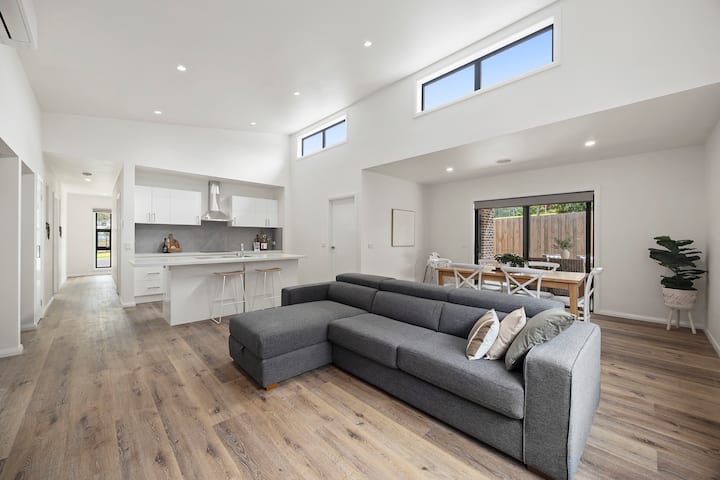 Burra Retreat Brand New, Pet & Family Friendly - Leongatha