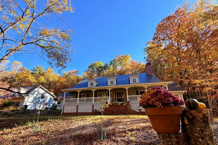 The Farmhouse: 25 Acres, Lake, Wineries, Sleeps 8 - Suches, GA