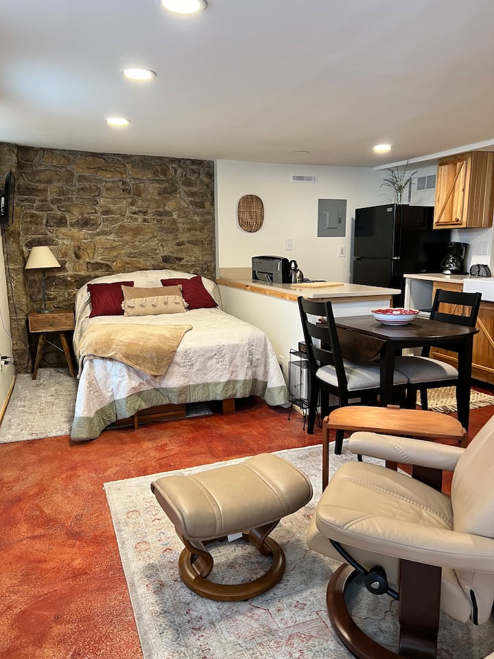 Studio Apt, Peaceful, Clean, & Comfortable - Monroeville, PA