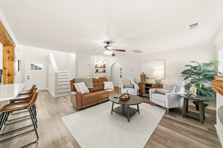 Gather Big. Sleep Easy. Stylish Comfort Awaits! - Arkansas