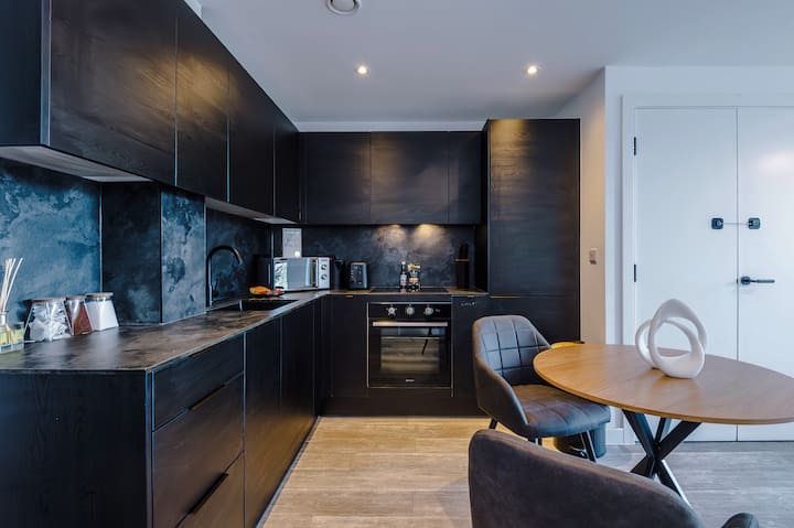 Manchester Apartment / Roof Terrace / Free Parking - Altrincham