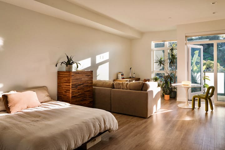 Modern Studio Echo Park In Echo Park - Los Angeles, CA