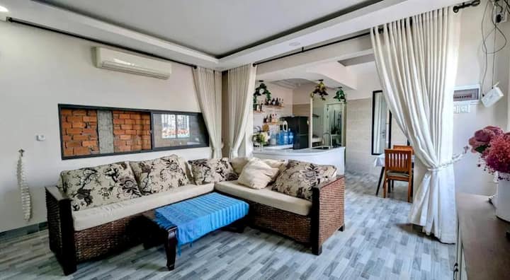 Spacious 4br Apartment In City Centre - Nom Pen