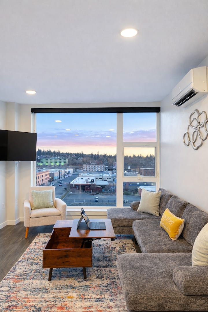Modern 2br | W/pool Table & Games | Gated Parking - Spokane, WA