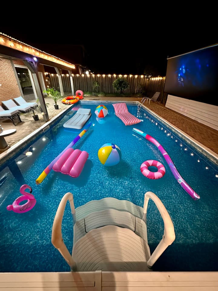 Poolside Escape On A Huge Lot - Brampton