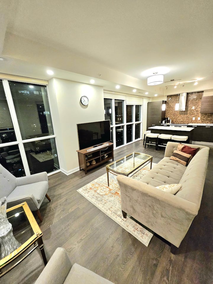 Amazing Location Spacious 2 Bedroom With Parking - Yorkville University