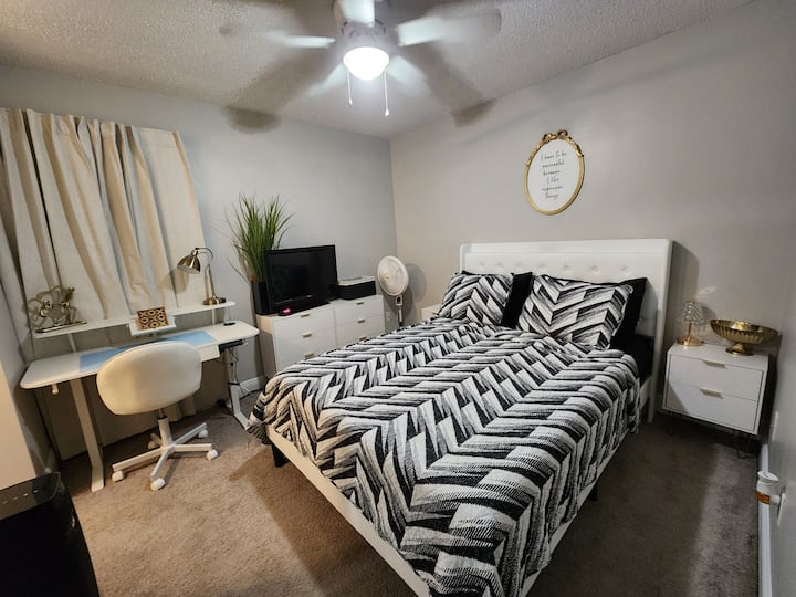 Theme Park Launchpad: Private Bath, Queen Bed & Tv - Apopka, FL