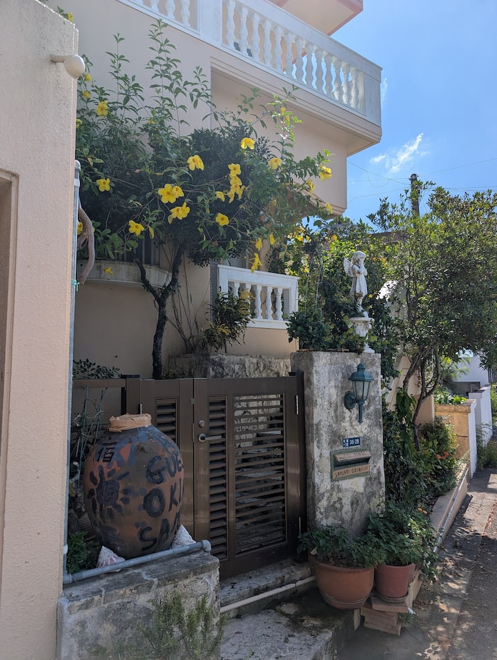 西洋感溢れる中庭が素敵な一戸貸しゲストハウス - Okinawa, Japan