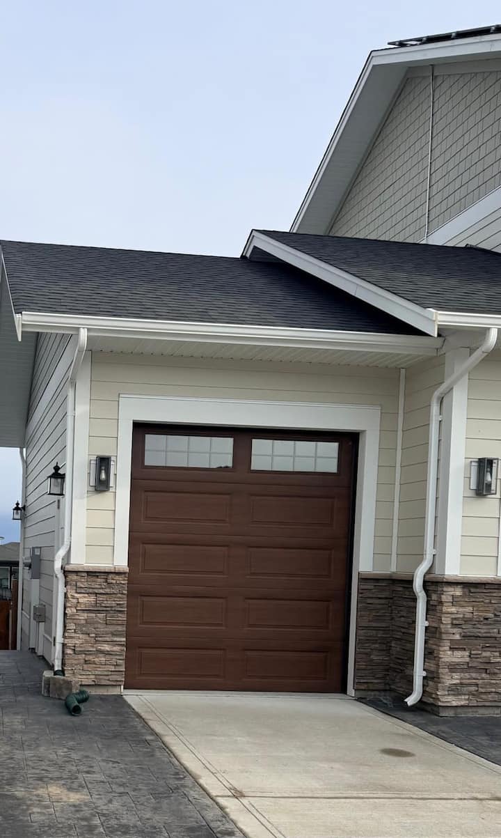 Stylish Open Cozy & Contemporary Living Space Cpg - Prince George