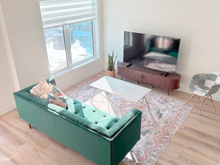 Chic Townhouse | Free Parking | 45 Min To Toronto - Splash Island