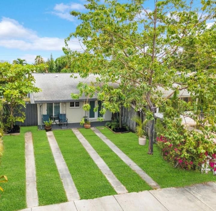 Luxury Renovated Home 7 Min From Beach W/jacuzzi - North Lauderdale, FL
