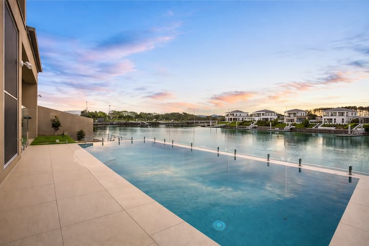 Waterfront 3br Retreat With Pool & Private Jetty - Gold Coast